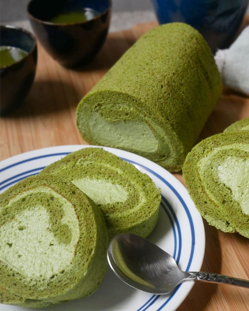 Matcha Roll Cake Recipe ( 抹茶ロールケーキ – Japanese Green Tea Swiss Roll)
